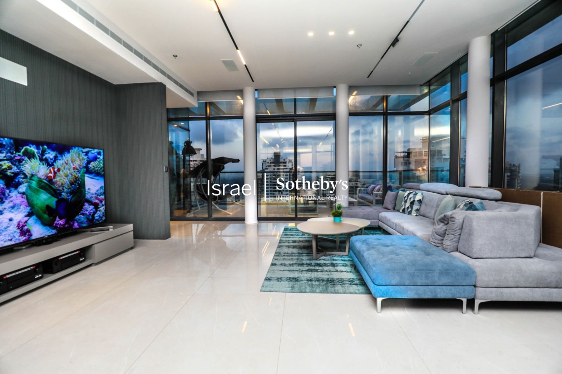 Meticulously Designed Penthouse in Ir Yamim Neighborhood - סותבי'ס ישראל נדל"ן בינלאומי